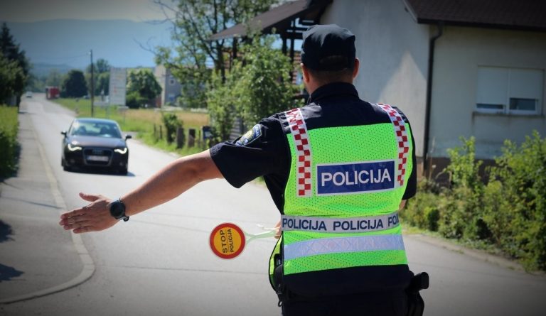 U Mokricama ga u pola 10 ujutro zaustavili drogiranog, i još je tipkao ...